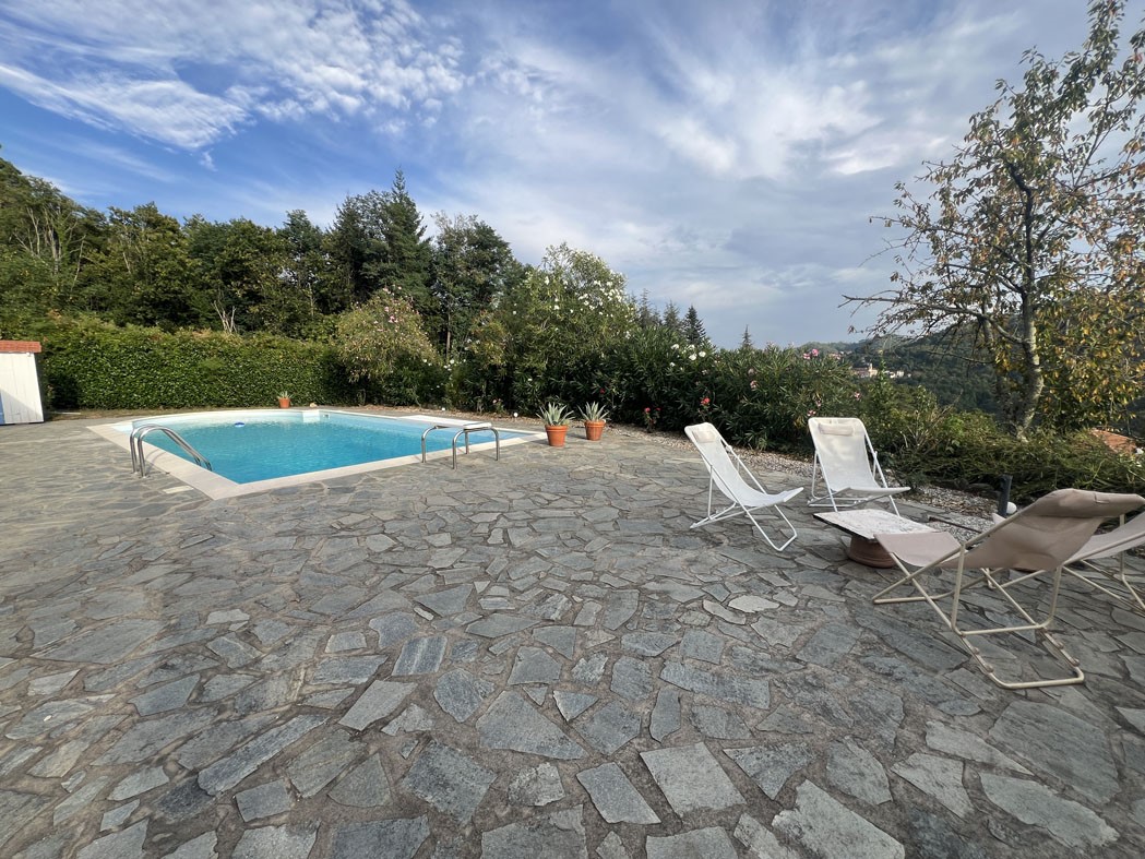 Villa for sale in Carro, Liguria for 350,000€ | CASA-ITALIA.dk