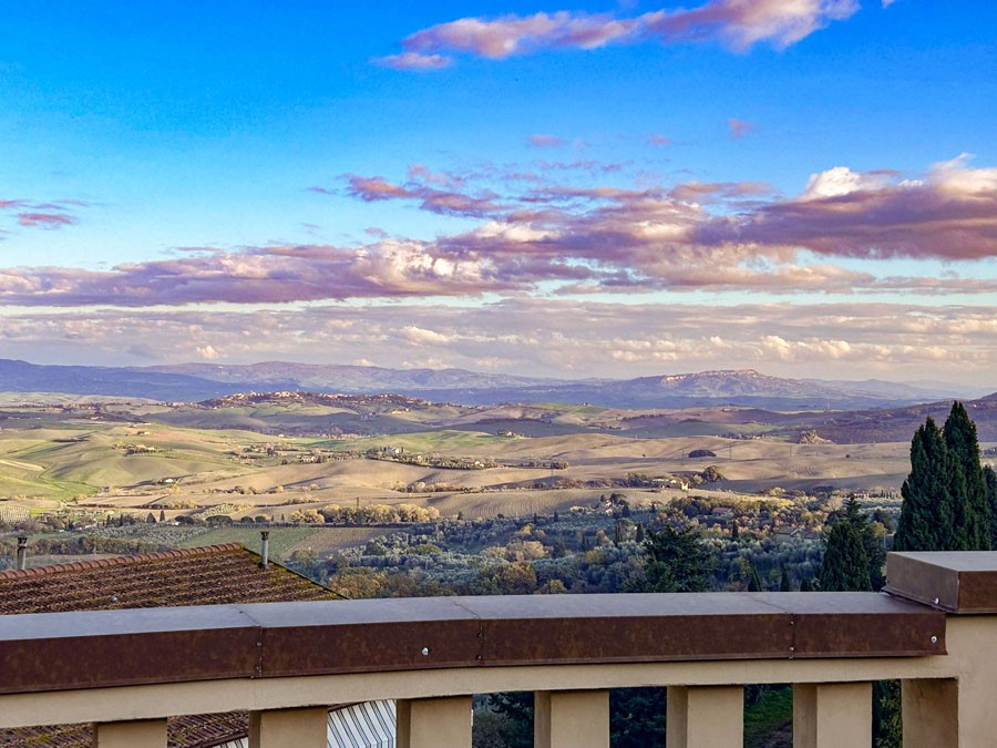 Lejlighed med enorm terrasse og vild udsigt i Chianni, Toscana | CASA ...