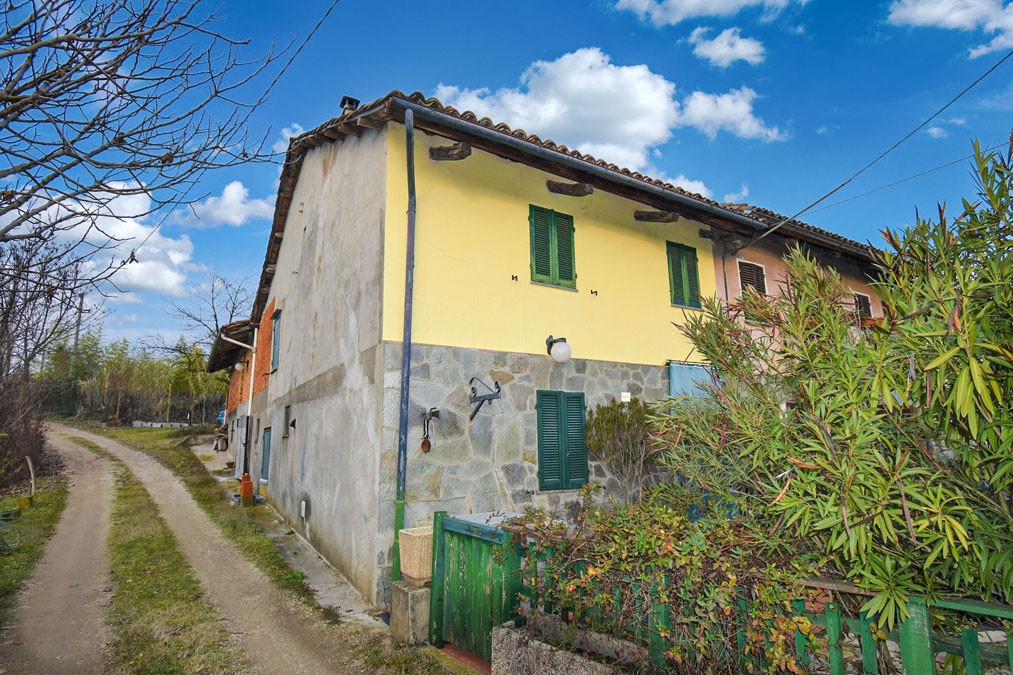 Rækkehus til salg i Mombercelli, Piemonte for 59.000€ | CASA-ITALIA.dk