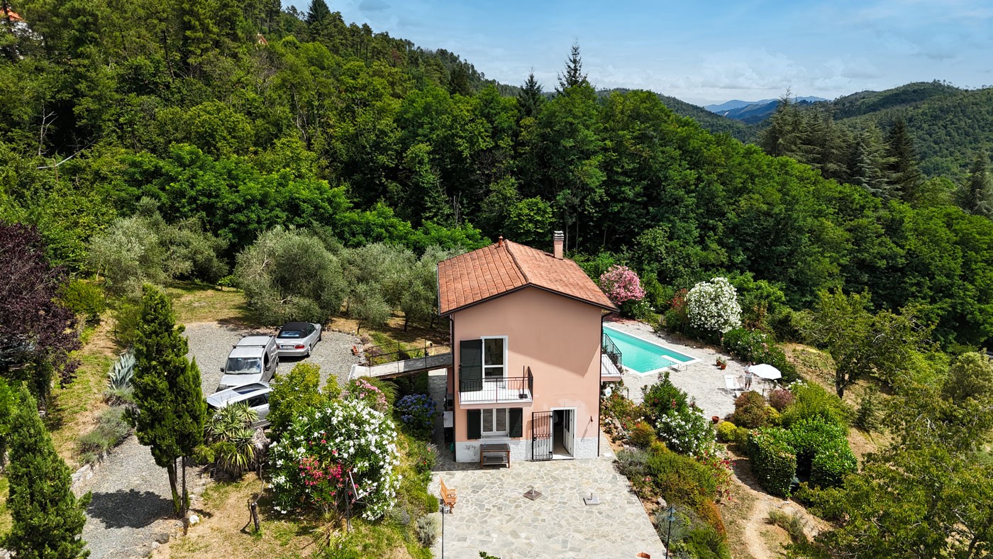 Villa for sale in Carro, Liguria for 350,000€ | CASA-ITALIA.dk