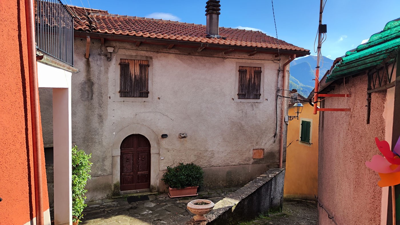 Townhouse in Vergemoli with Garden and Apuan Alps Views | CASA-ITALIA.dk