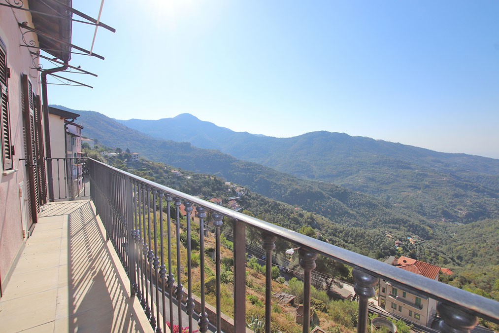 Byhus til salg i Perinaldo, Liguria for 180.000€ | CASA-ITALIA.dk